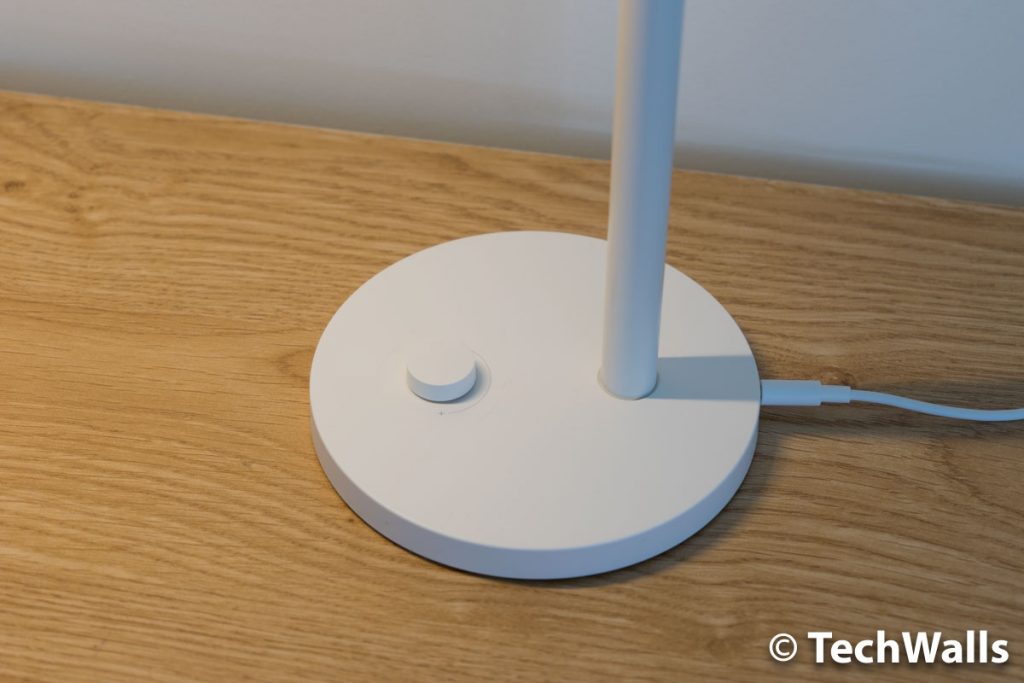 Xiaomi Smart LED Desk Lamp Review - A Connected Lamp with Minimalist Design